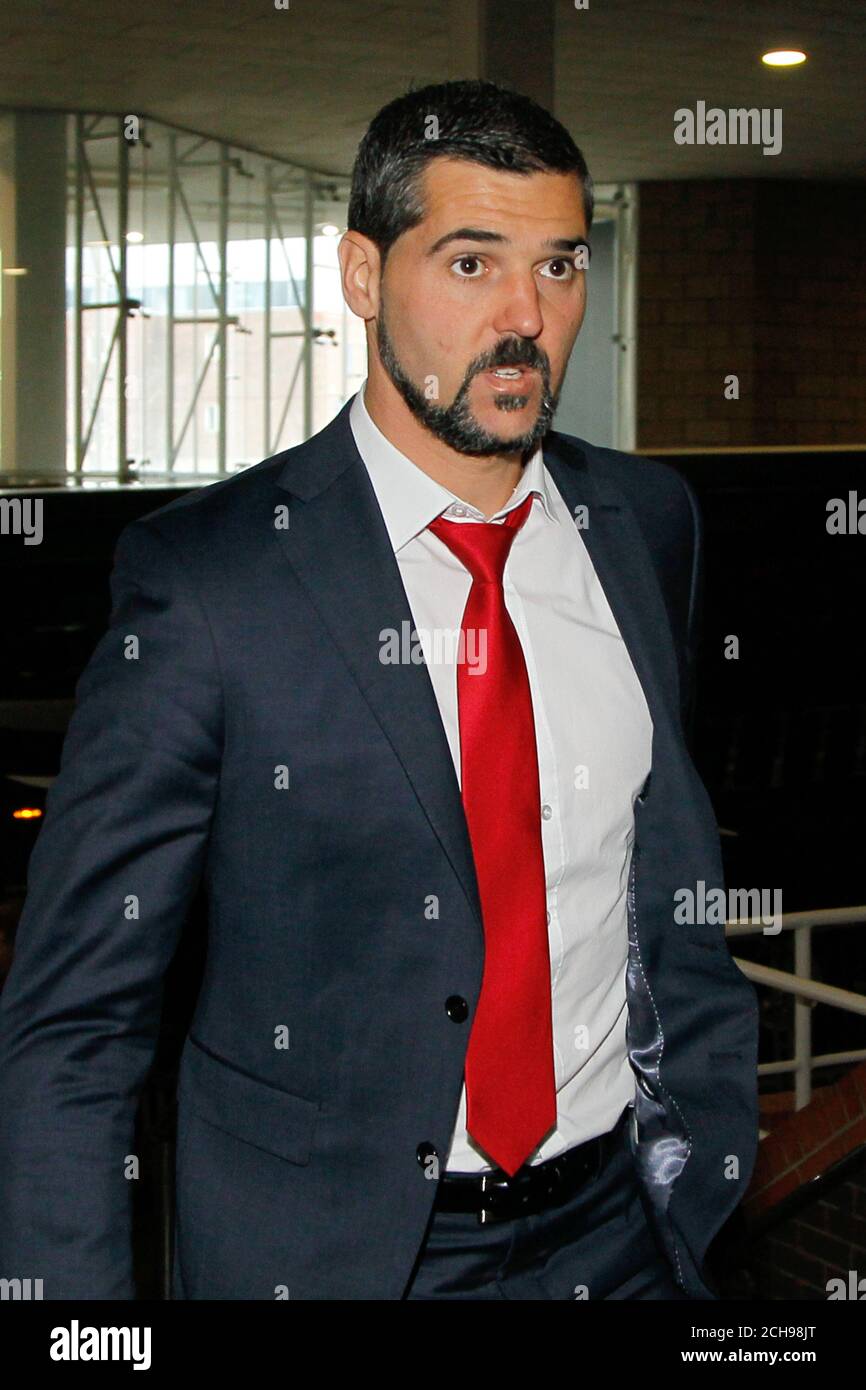 Crystal palace goalkeeper julian speroni hi-res stock photography and ...