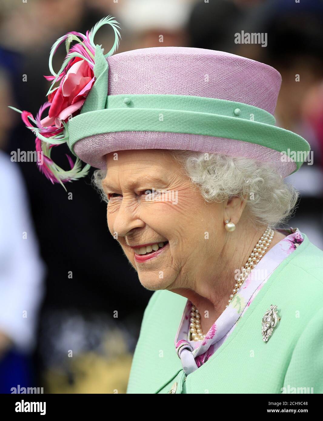 Queen elizabeth ii attends a garden party at buckingham palace hi-res ...