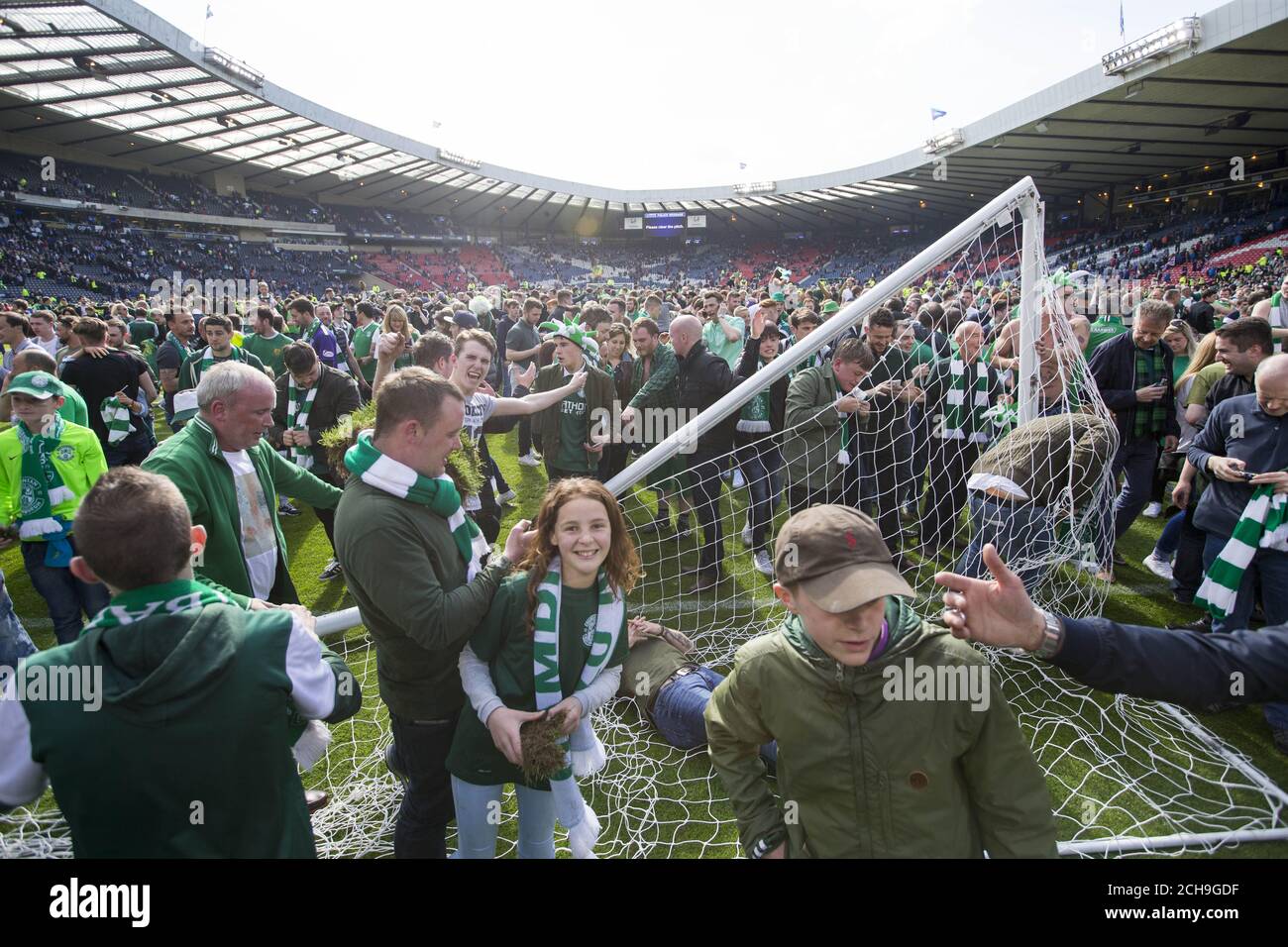Hibernian fans invade pitch william hill scottish cup final hi-res ...