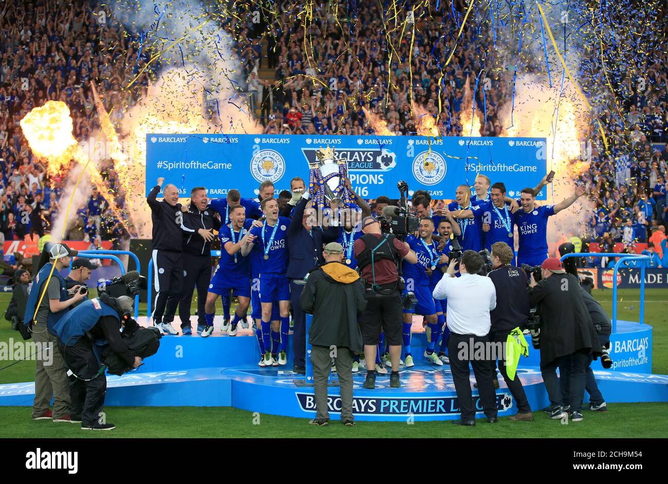 Wes morgan premier league trophy hi-res stock photography and images ...