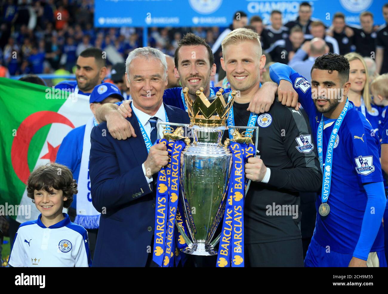 Kasper schmeichel premier league trophy hi-res stock photography and ... Kasper schmeichel premier league trophy hi-res stock photography and ...