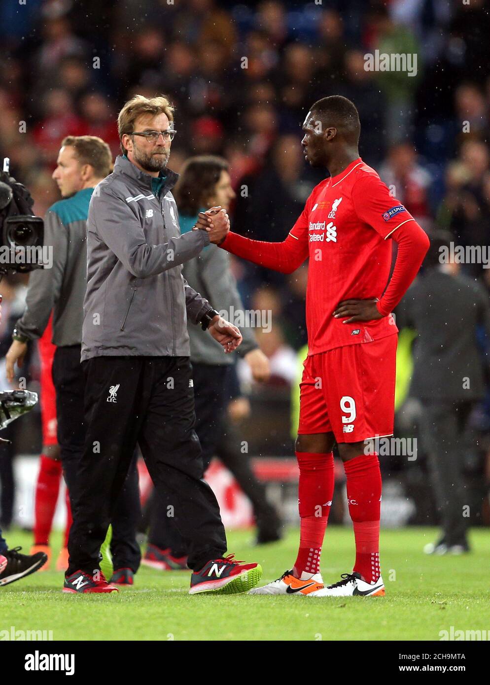 Liverpool manager jurgen klopp shake hands hi-res stock photography and ...