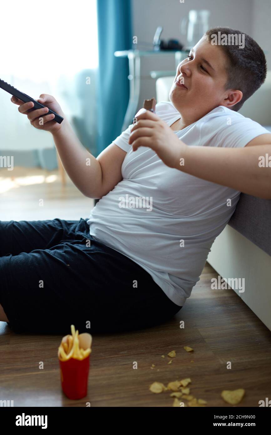 Obese kid tv food hi-res stock photography and images - Alamy