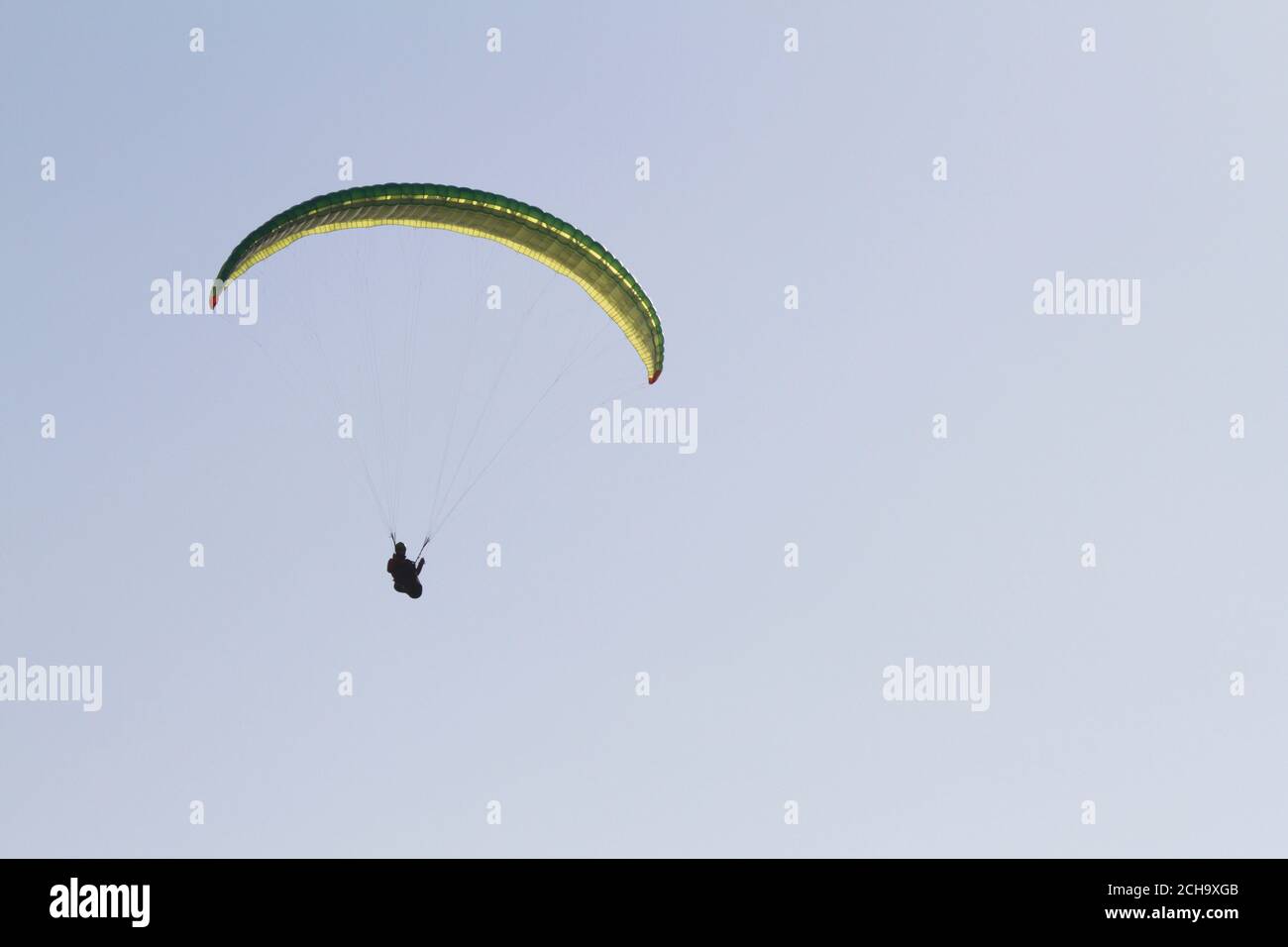 Aerial view person paragliding hi-res stock photography and images - Alamy