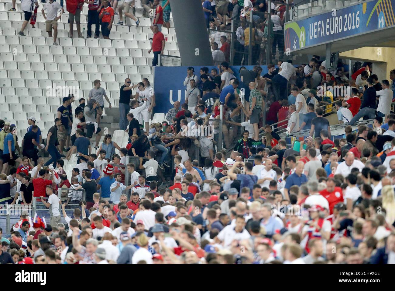 Tempers flare between rival fans hi-res stock photography and images ... Tempers flare between rival fans hi-res stock photography and images ...