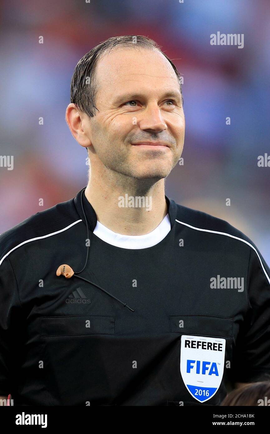 Referee jonas eriksson hi-res stock photography and images - Alamy