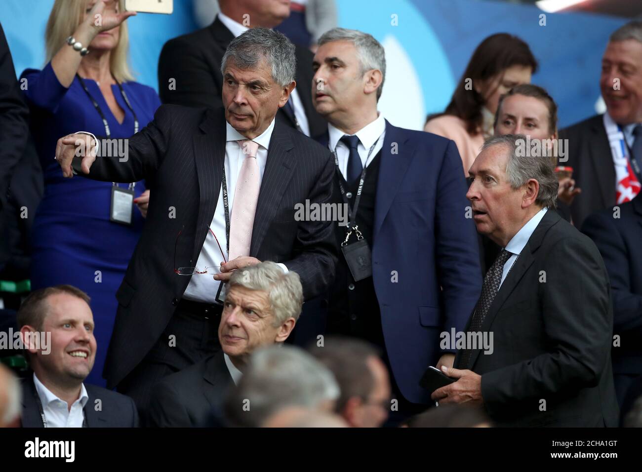 David Dein (centre), Arsenal manager Arsene Wenger (centre bottom) and ...