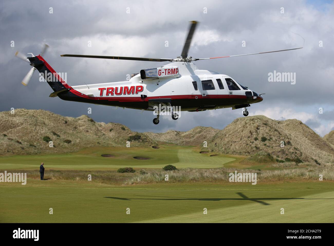 Donald Trump arrives by helicopter at the Trump International Golf ...