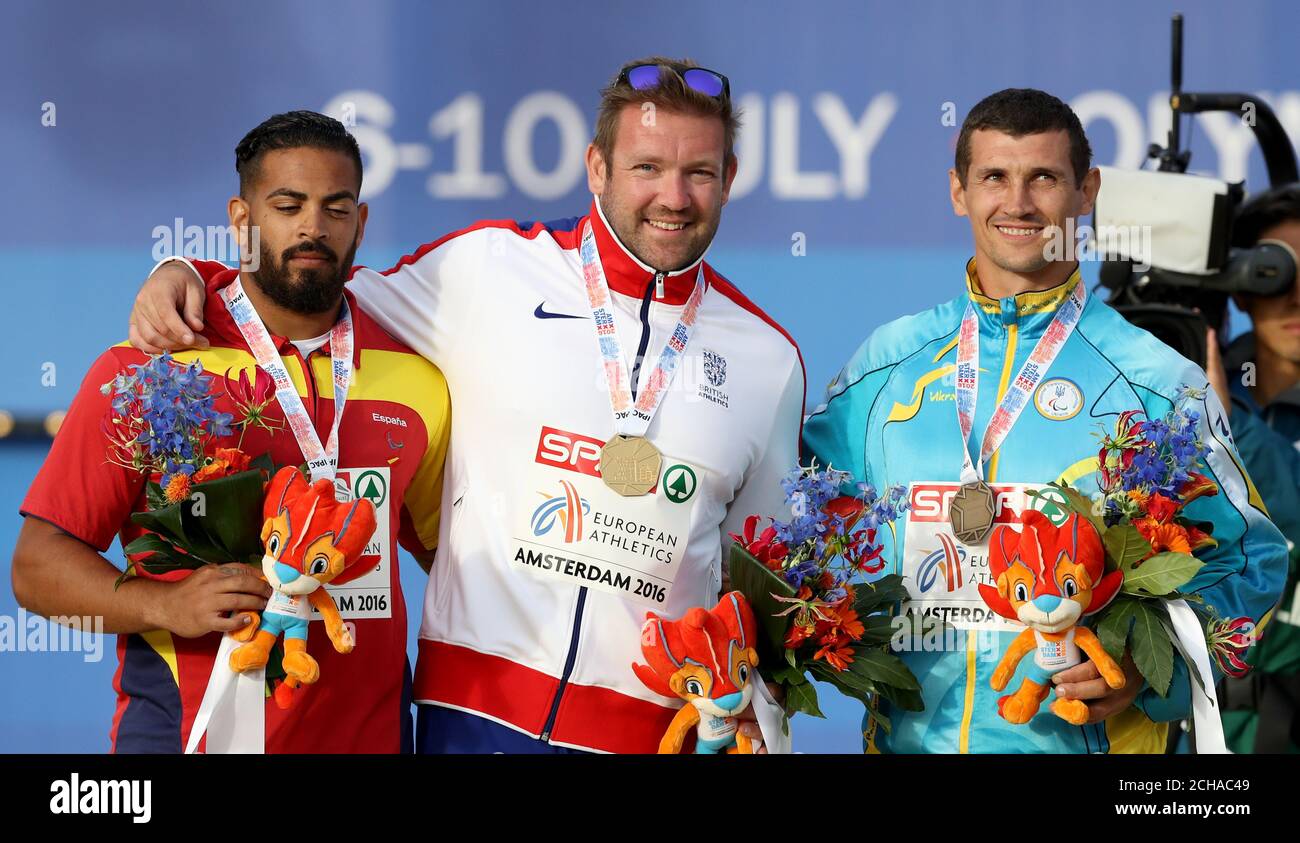 Great Britain's Daniel Greaves (centre) with his gold medal after ...
