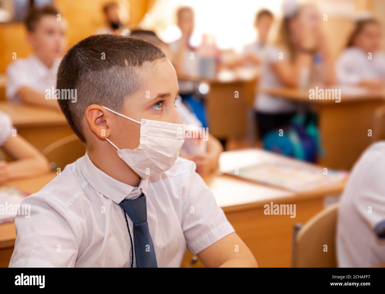 School kids masks classroom hi-res stock photography and images - Alamy