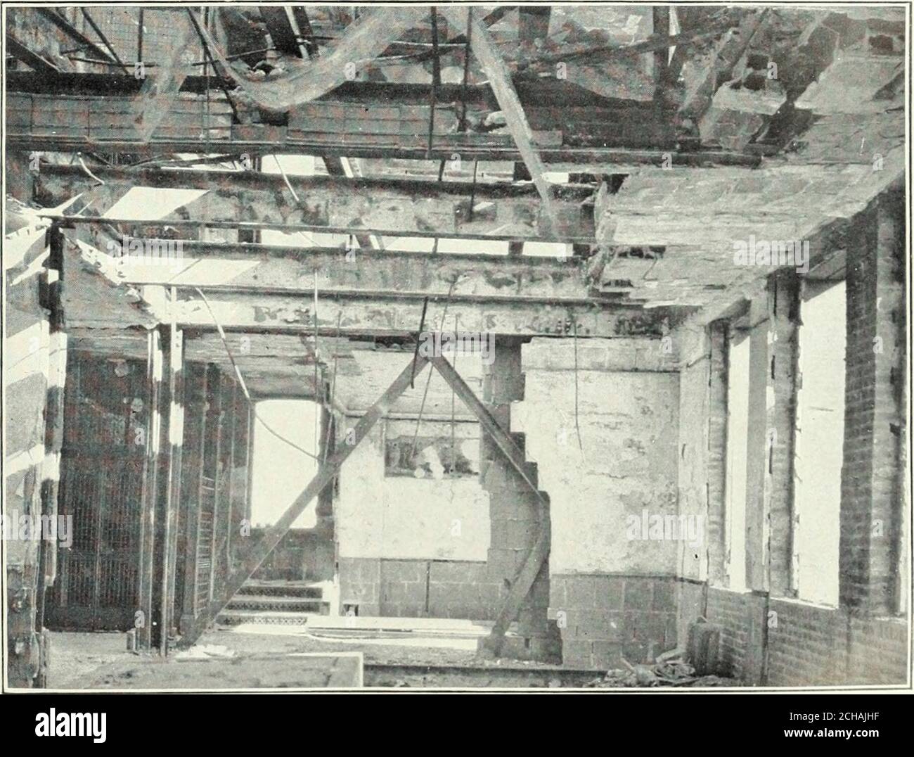 Buckling columns hi-res stock photography and images - Alamy