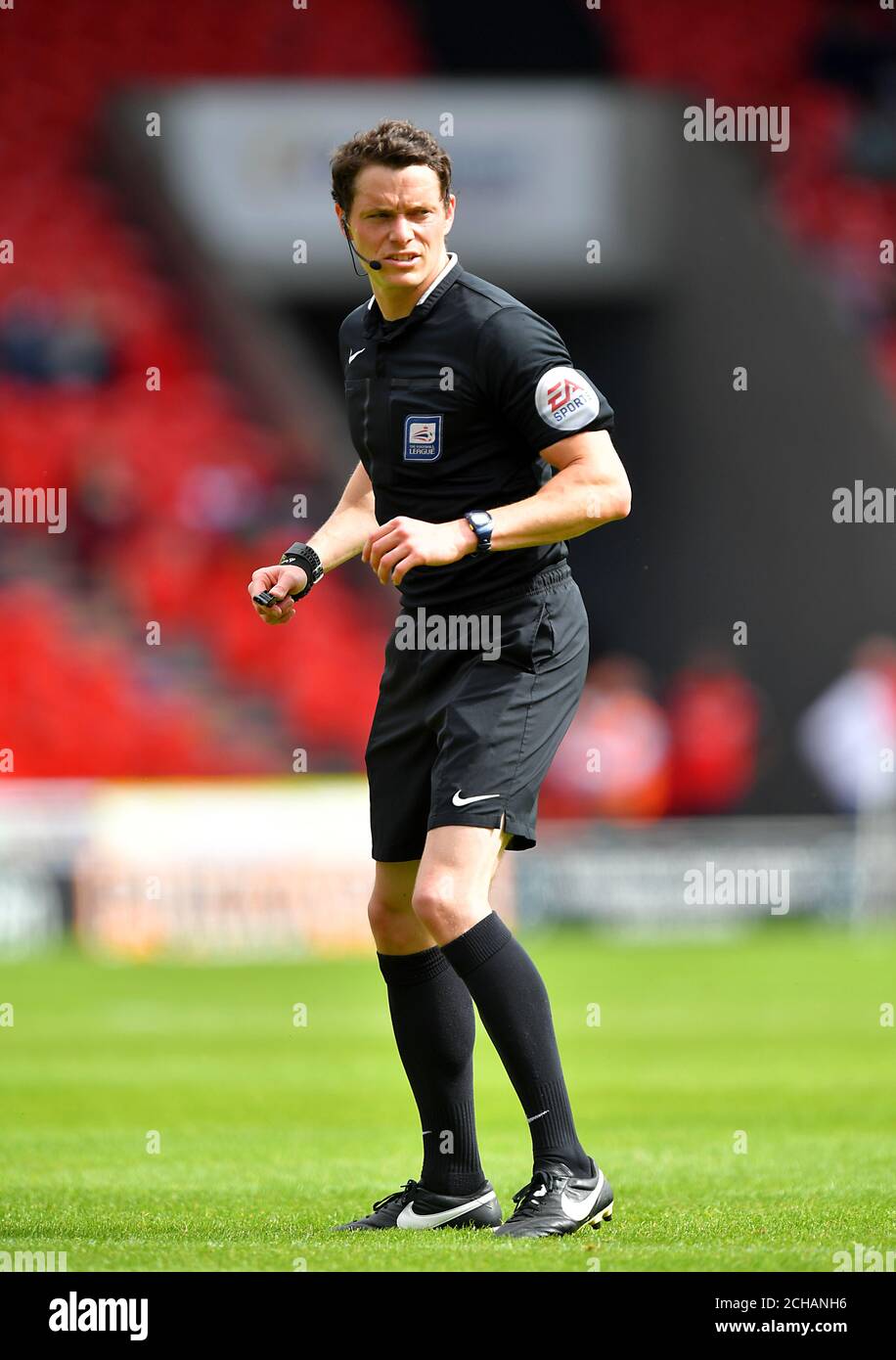 Referee Darren England Stock Photo - Alamy