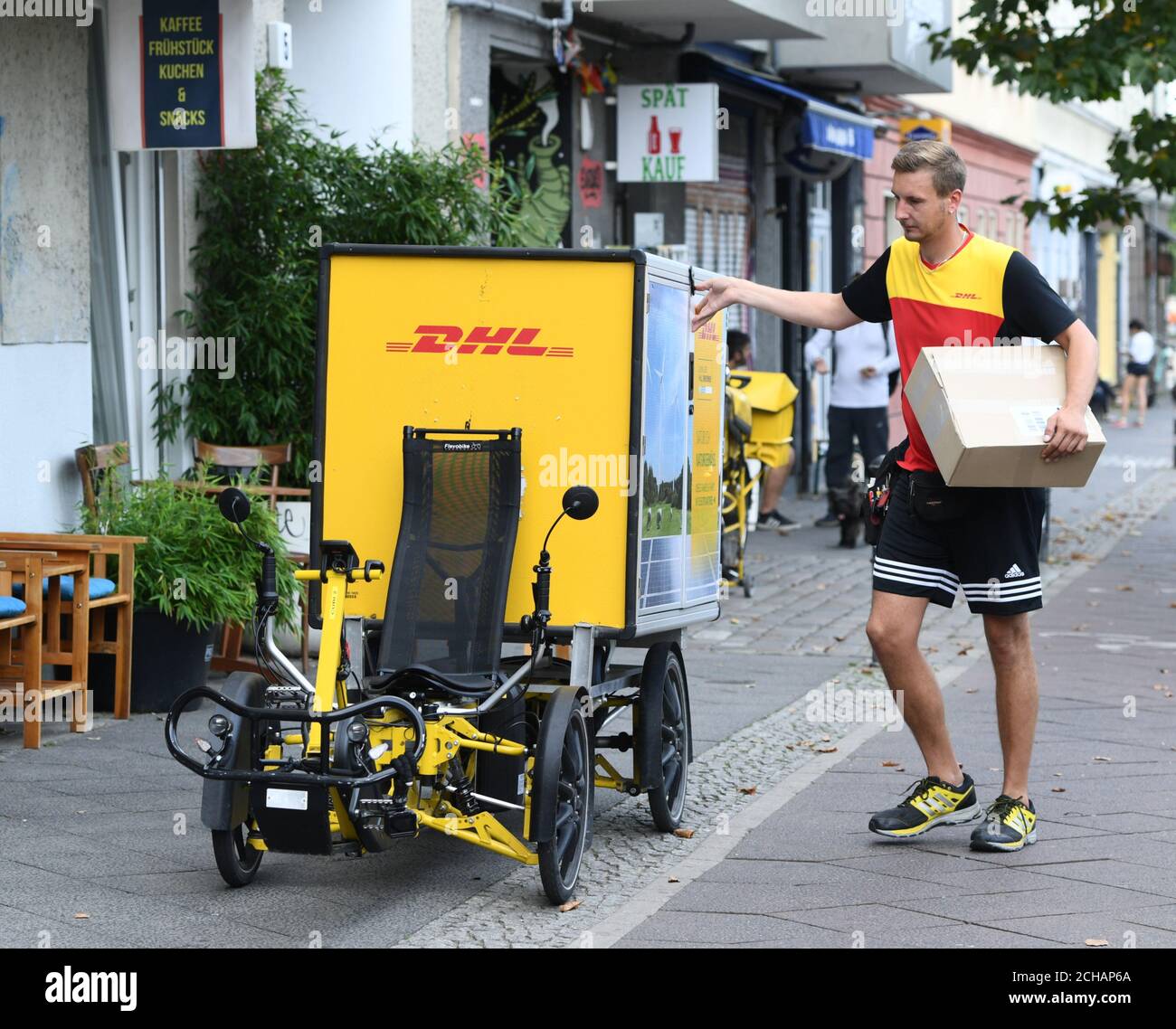 Parcels transport service hi-res stock photography and images - Alamy
