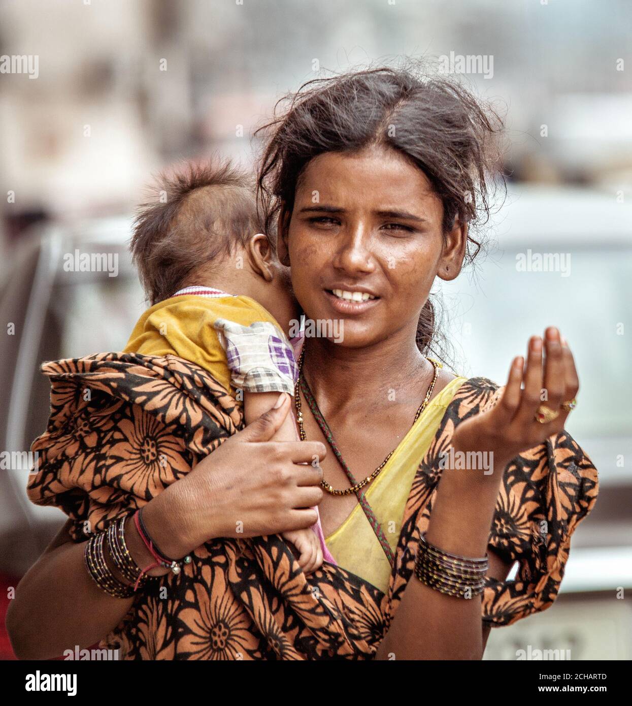 Beggar girl india hi-res stock photography and images - Alamy