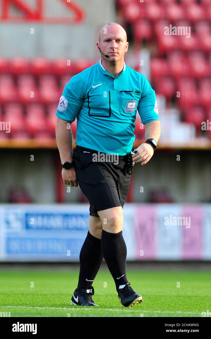 Referee Simon Hooper Stock Photo - Alamy