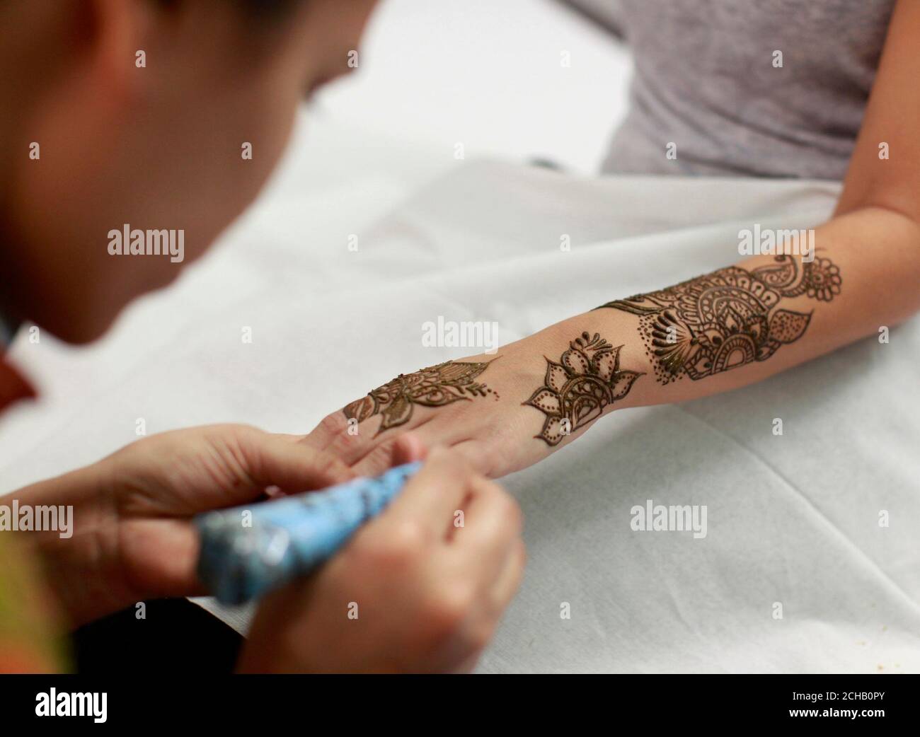 Arab henna hi-res stock photography and images - Alamy