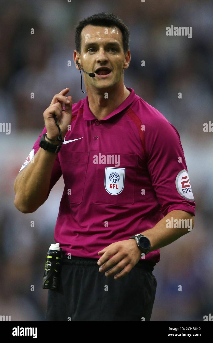 Referee Andy Madley Stock Photo - Alamy