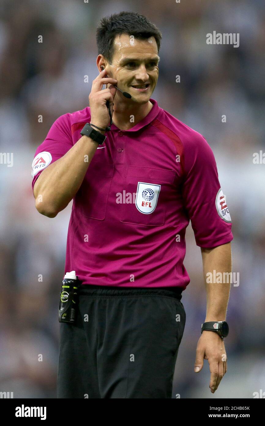 Referee andy madley hi-res stock photography and images - Alamy