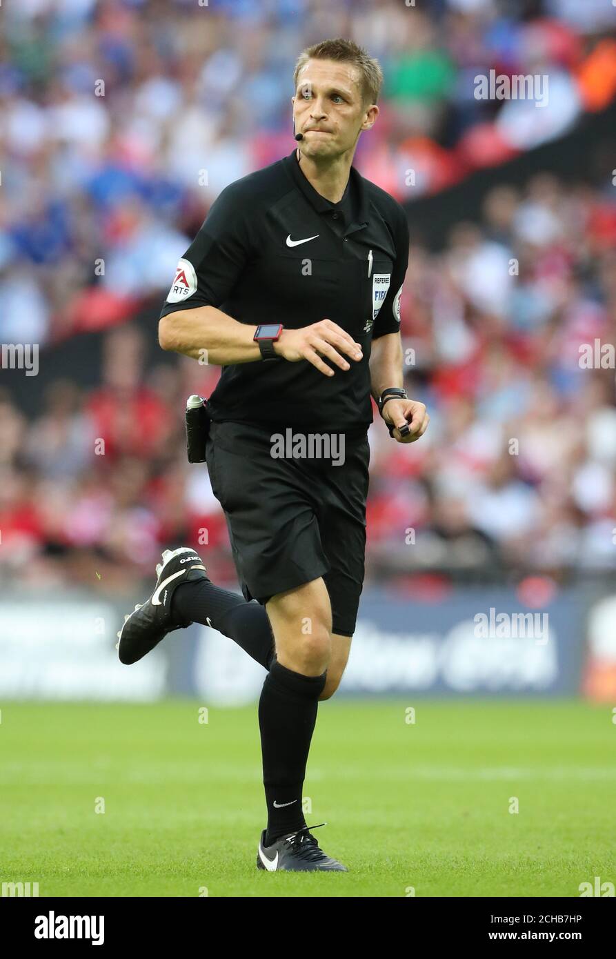 Craig pawson referee hi-res stock photography and images - Alamy