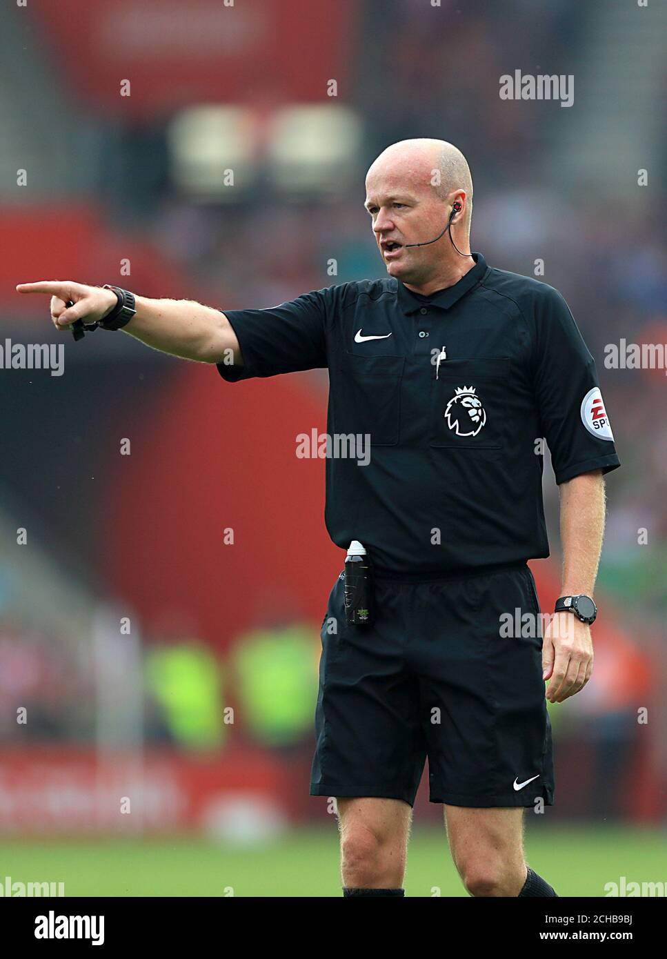 Referee Lee Mason Stock Photo - Alamy