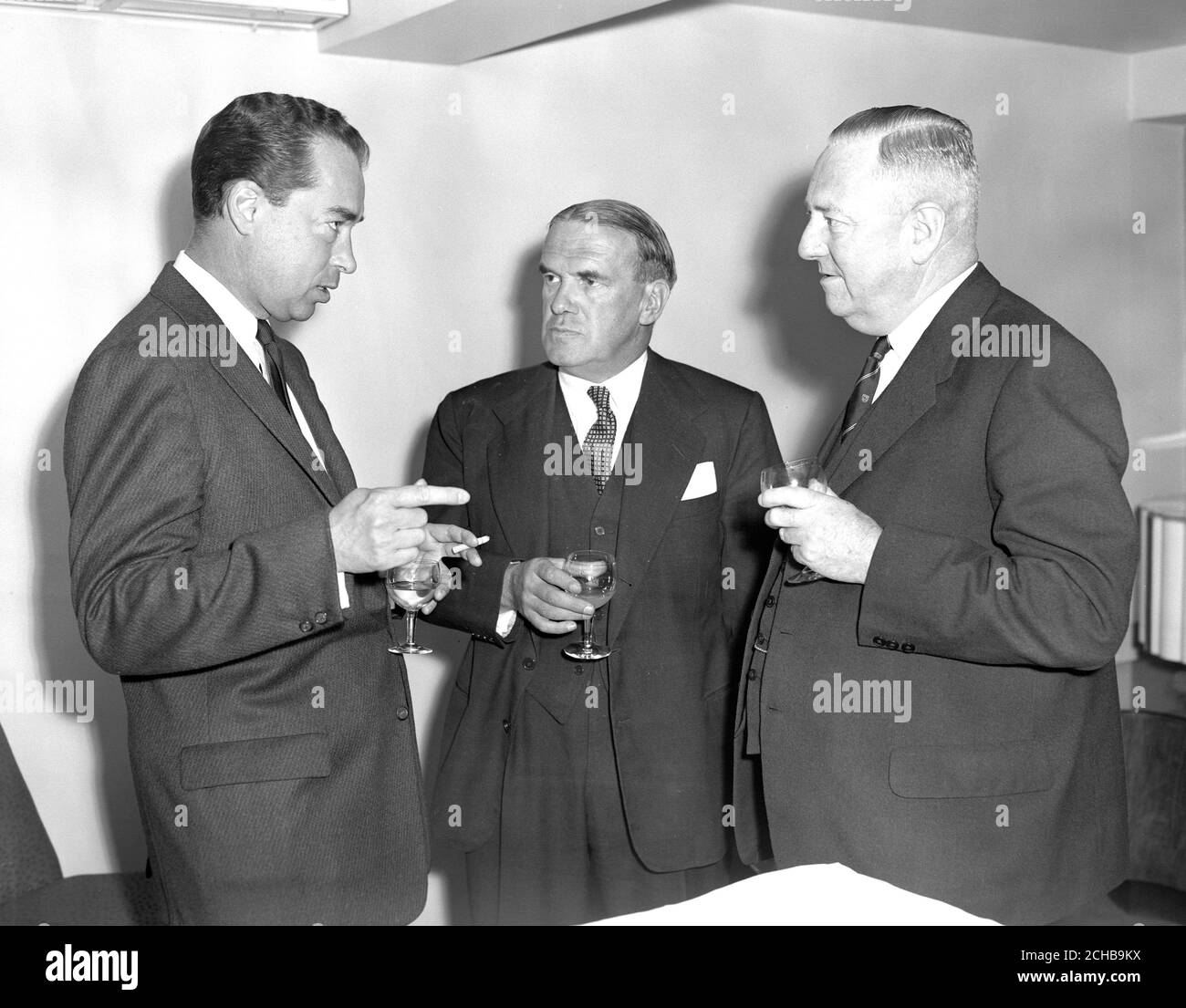 RR Gleave (centre), Director and General Manager of the Southern ...