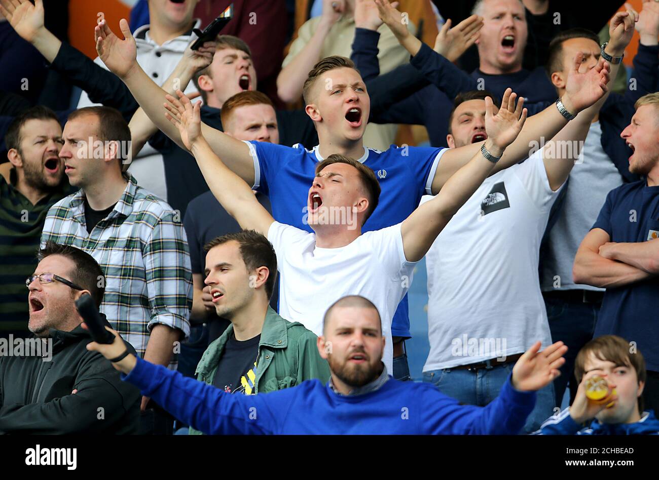 As fans singing hi-res stock photography and images - Alamy