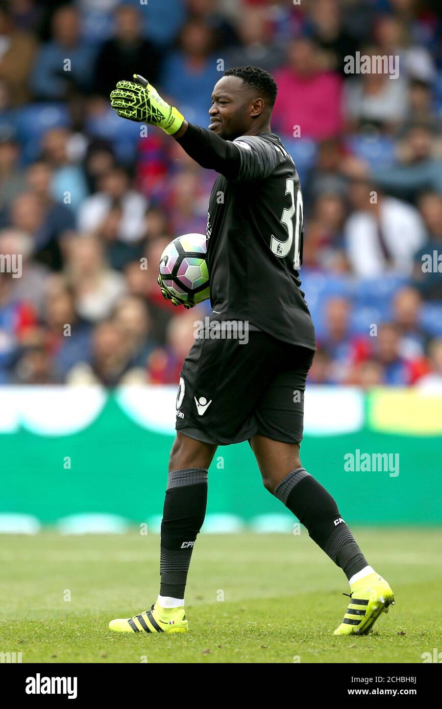 Crystal Palace goalkeeper Steve Mandanda Stock Photo - Alamy