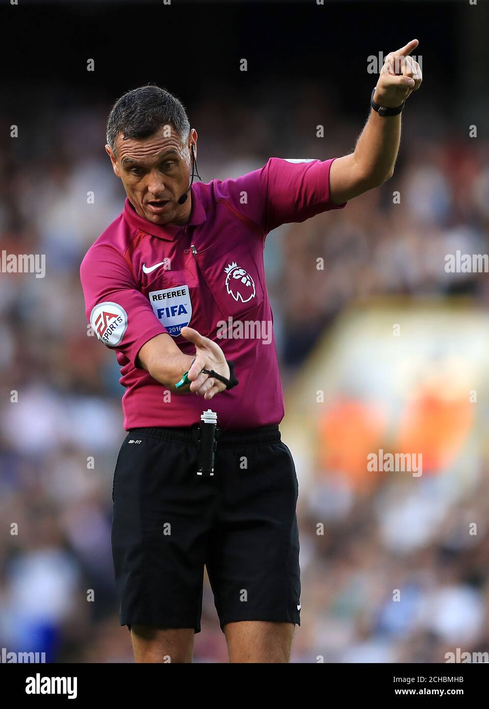 Referee Andre Marriner Stock Photo - Alamy