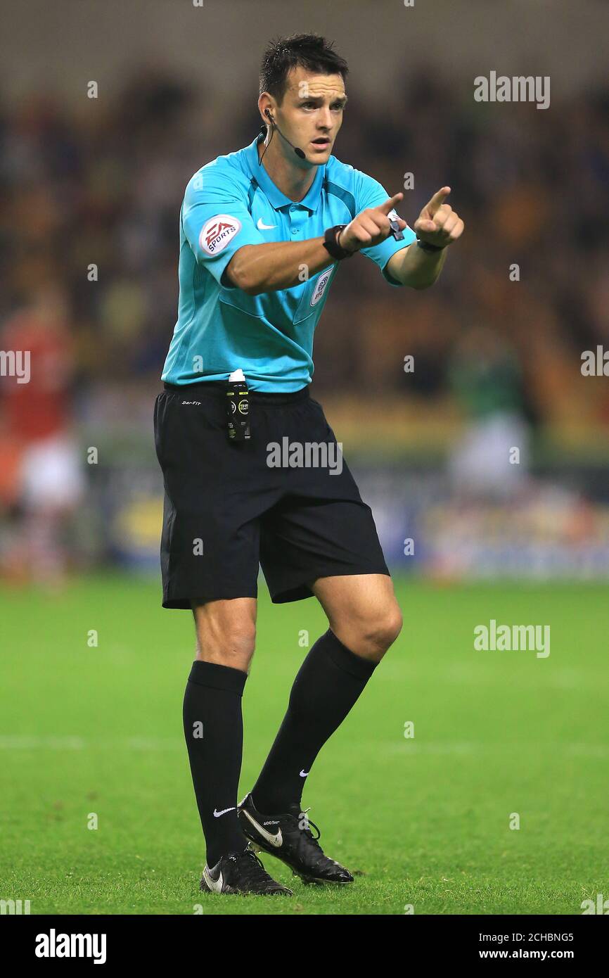 Referee Andy Madley Stock Photo - Alamy