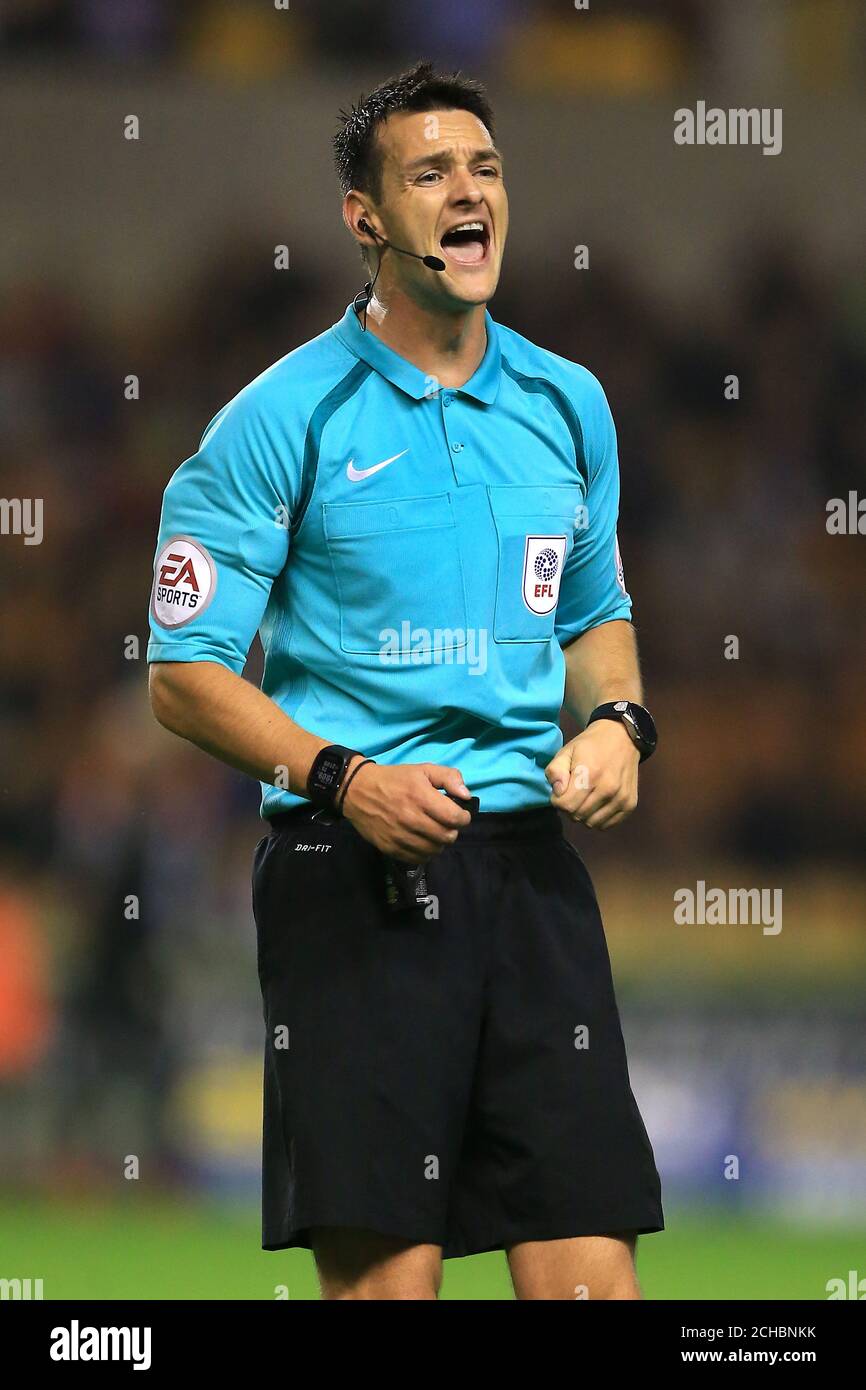 Referee Andy Madley Stock Photo - Alamy