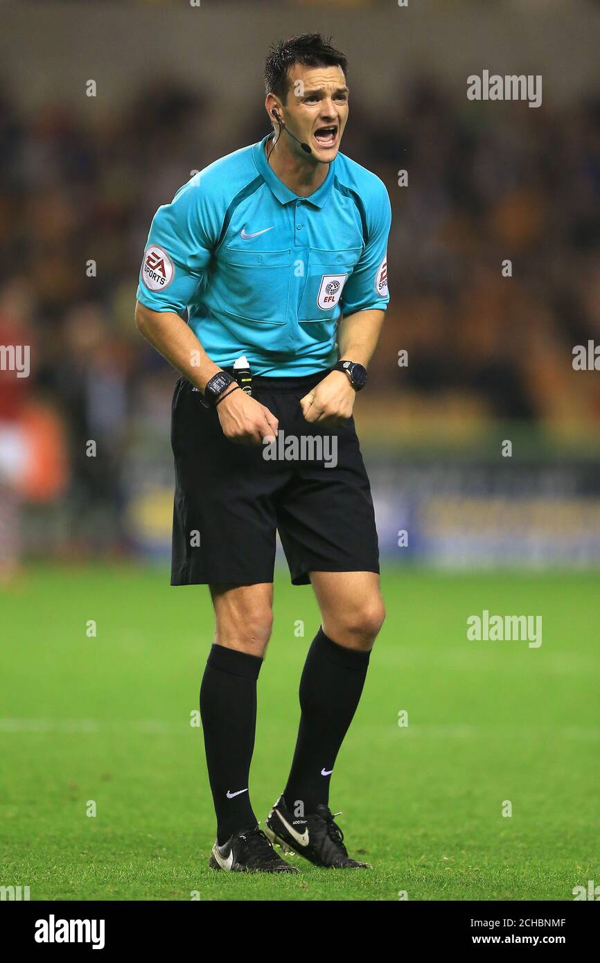 Referee Andy Madley Stock Photo - Alamy