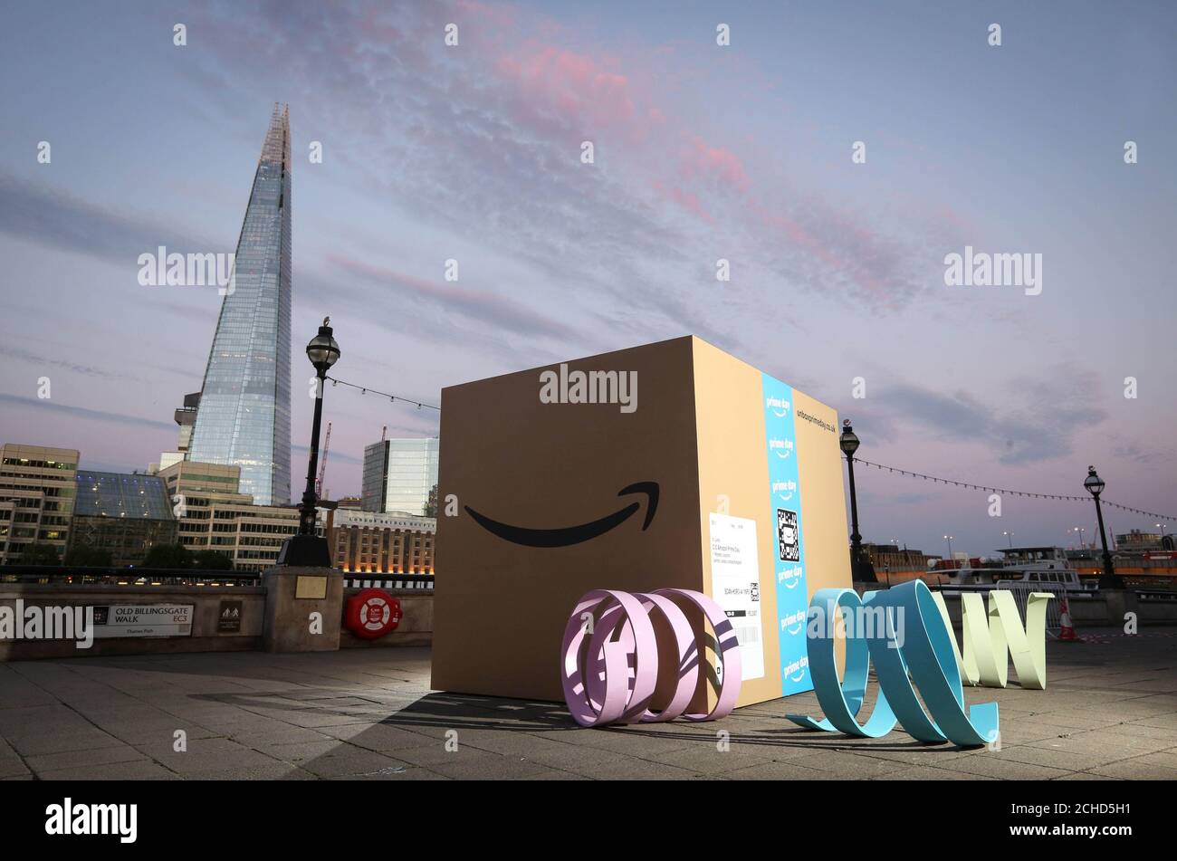 A 10ft x 10ft delivery box arrives hi-res stock photography and images ...