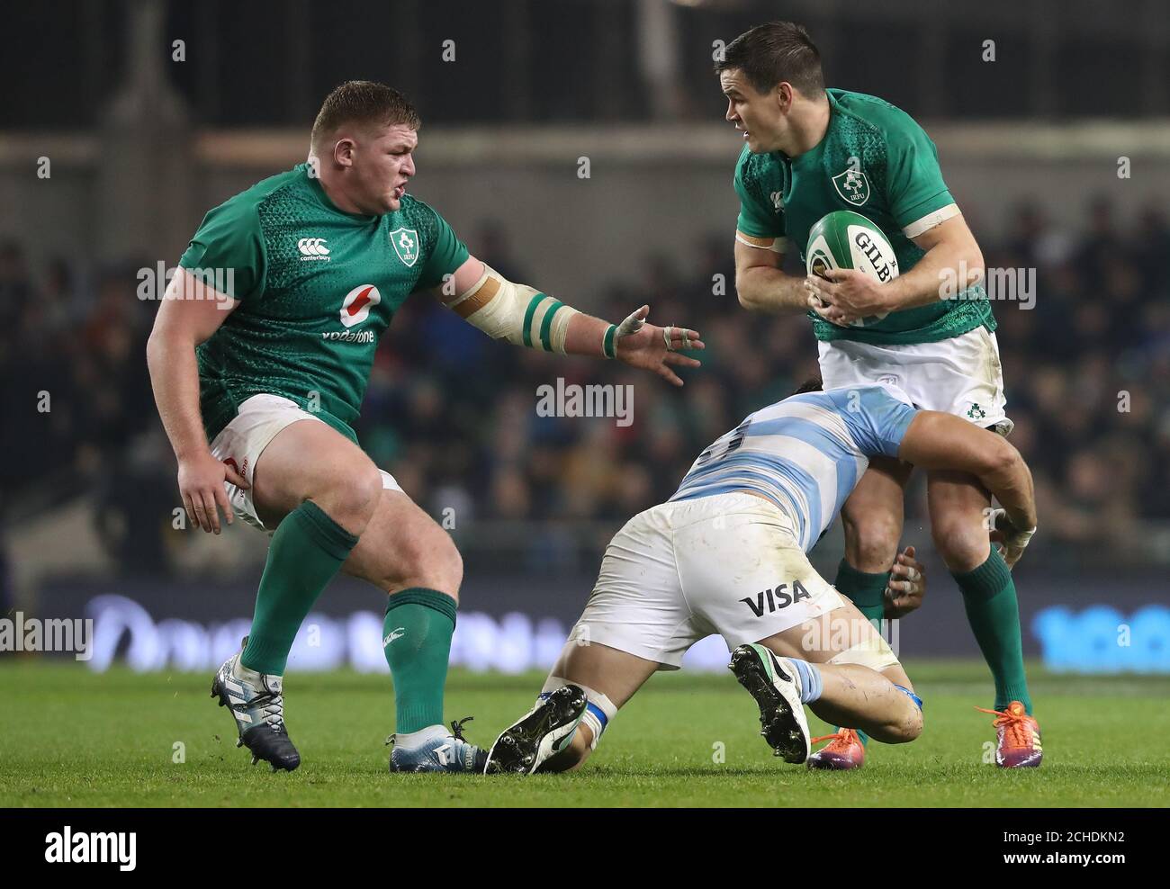 Irelands jonathan sexton passes ball hi-res stock photography and ...