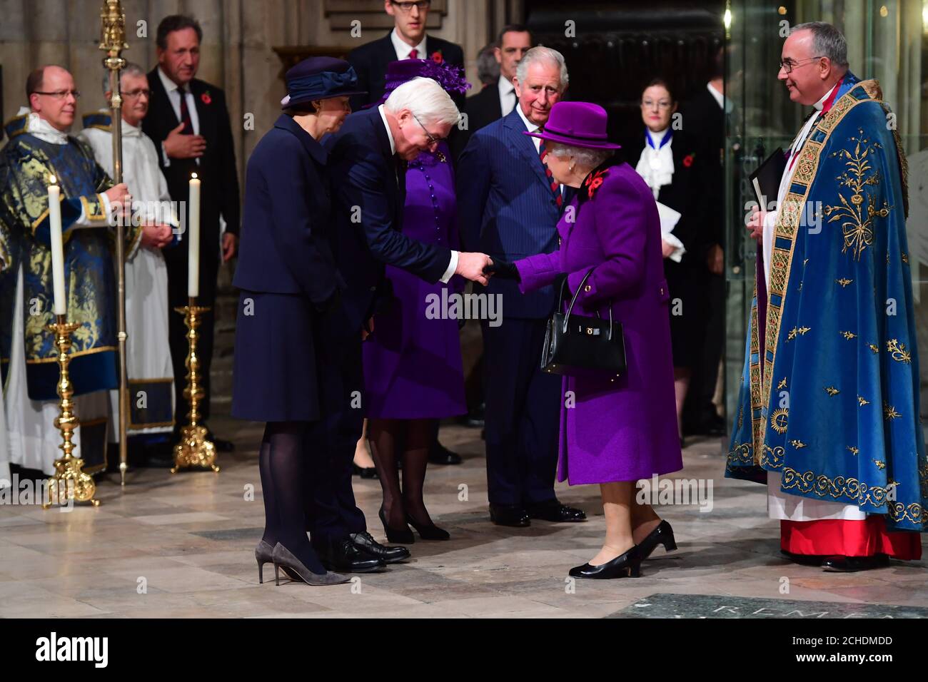 Queen Elizabeth II shakes hands with German President Frank-Walter ...