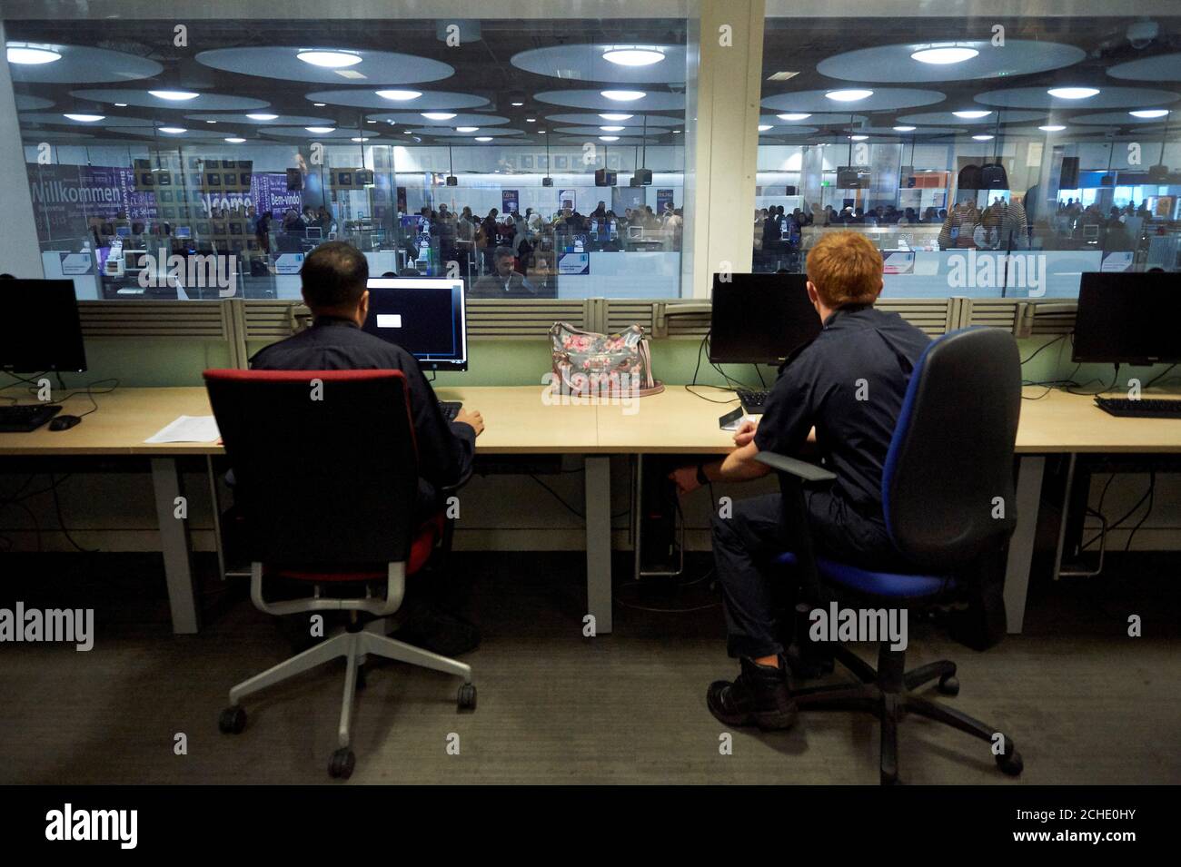 Watch room overlooking immigration control heathrow airports terminal 5 hi-res stock photography ...