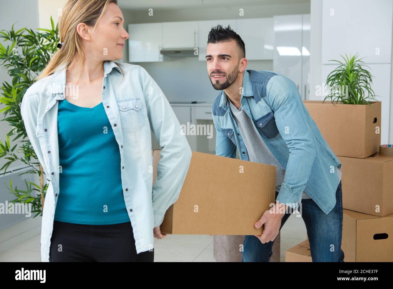 Carrying heavy box hi-res stock photography and images - Alamy