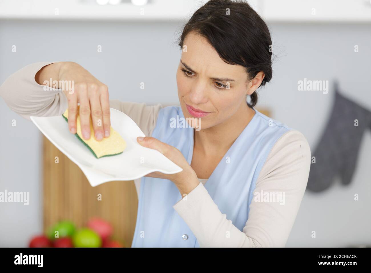 woman washing dishes in the kitchen Stock Photo - Alamy