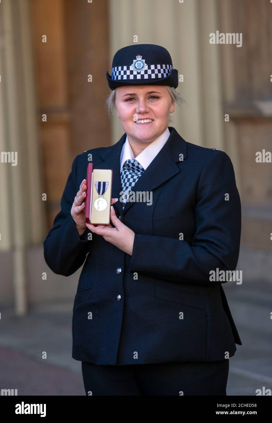 Constable jessica bullough british transport police queens police medal ...