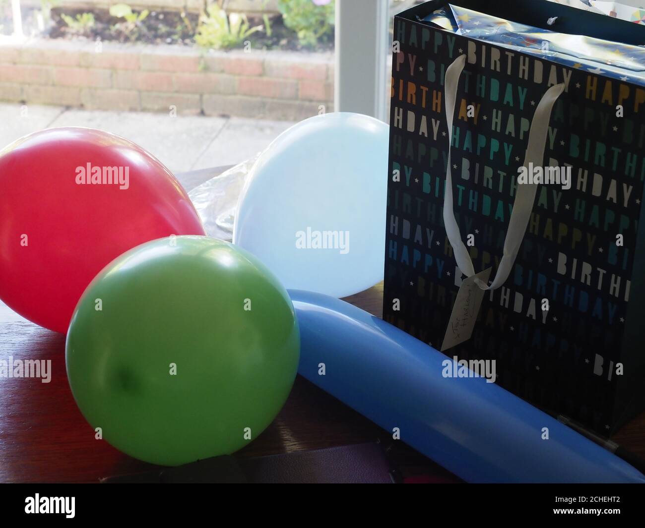 Present table party hi-res stock photography and images - Alamy