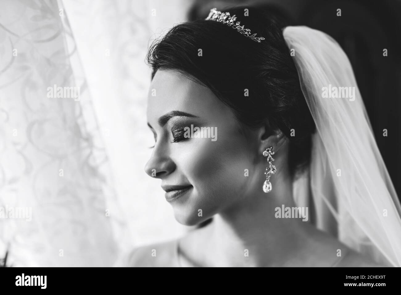 Pretty bride dressing up before wedding Stock Photo - Alamy