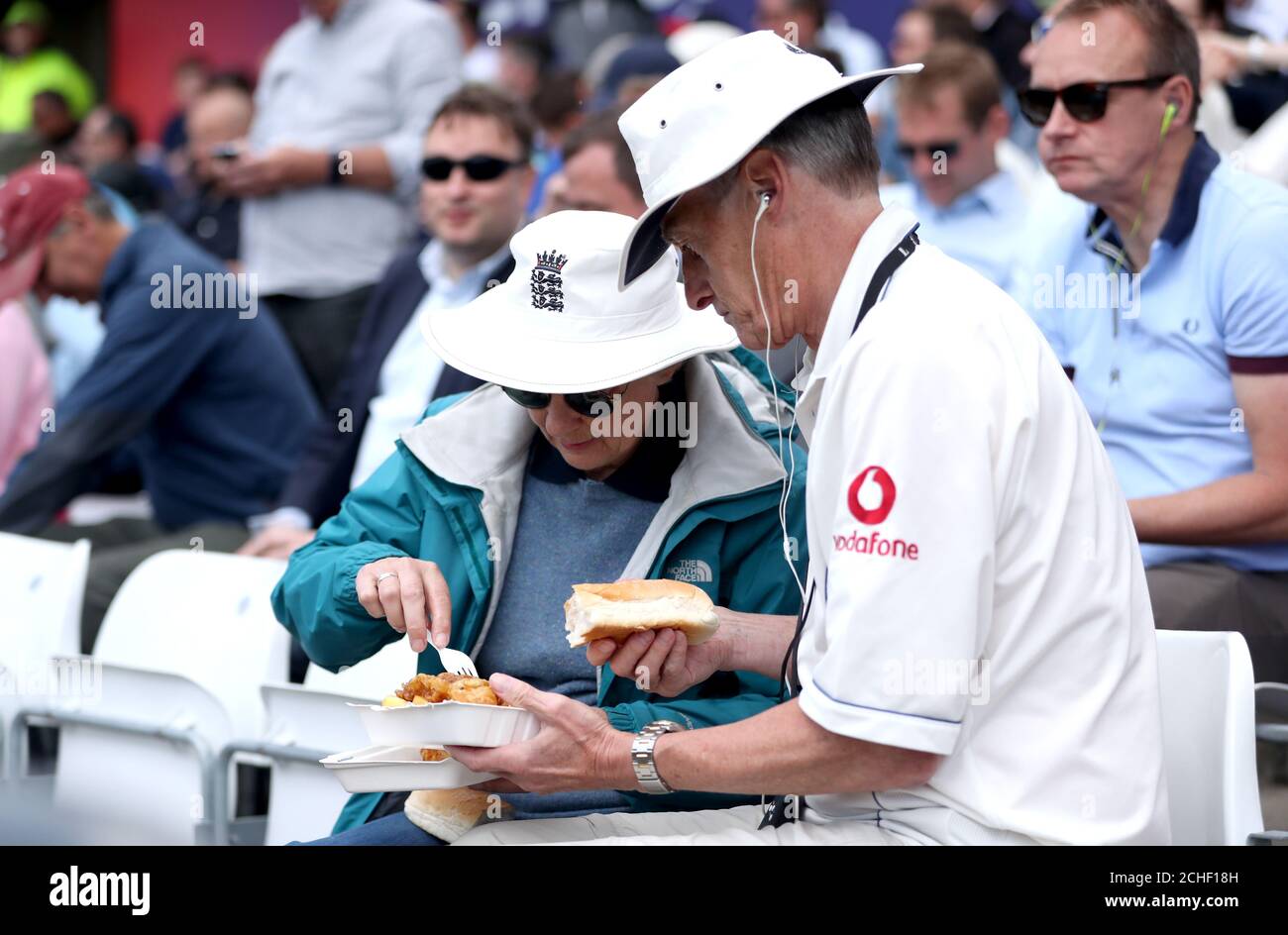 Cricket fans uk hi-res stock photography and images - Alamy