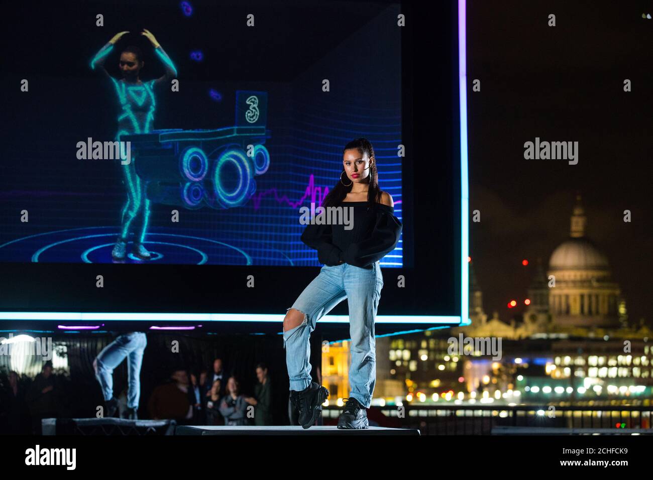 Raye singer hi-res stock photography and images - Alamy