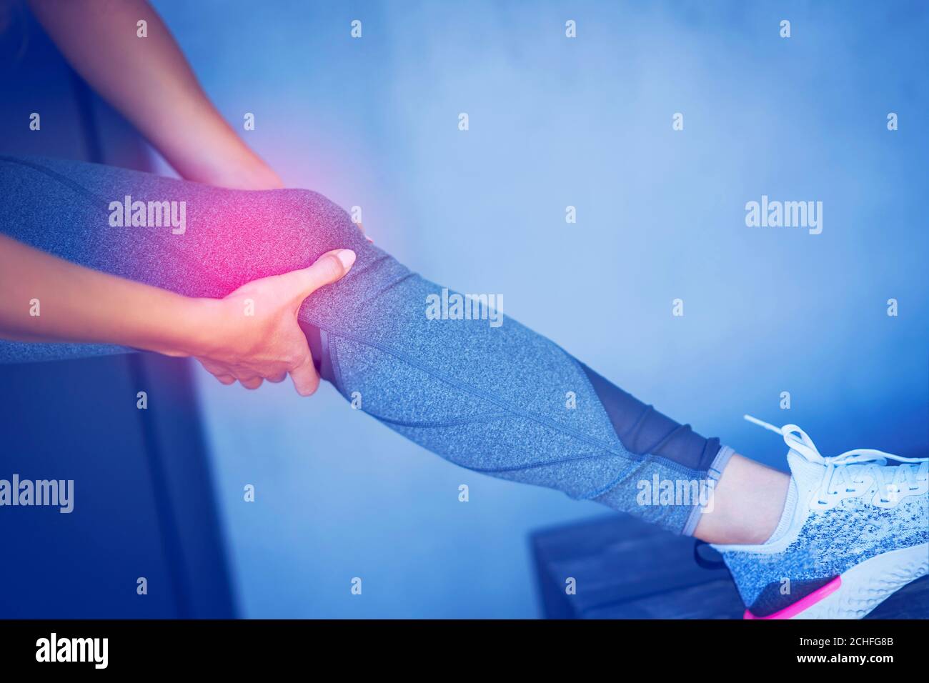 Midsection of female runner holding knee in pain Stock Photo - Alamy