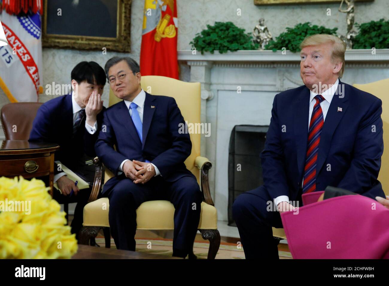 Donald trump listens translator hi-res stock photography and images - Alamy