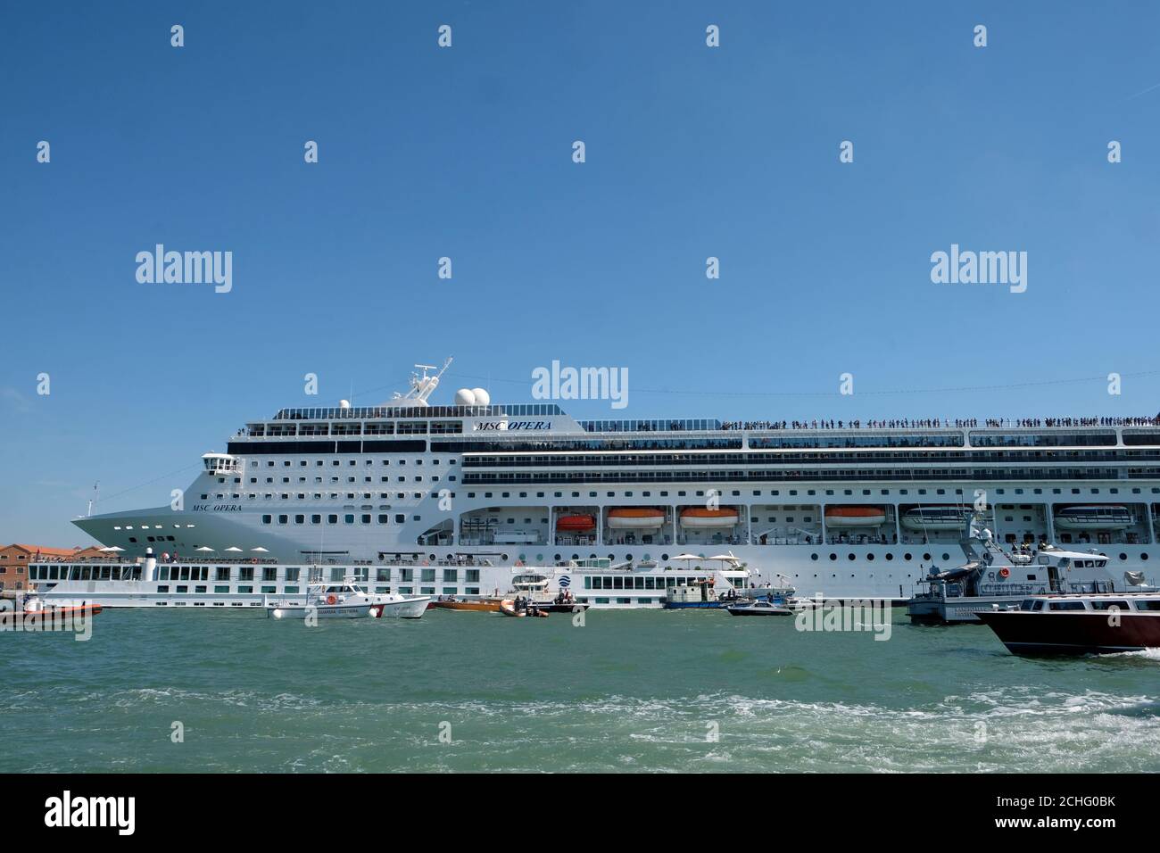 Venice cruise ship msc opera High Resolution Stock Photography and ...