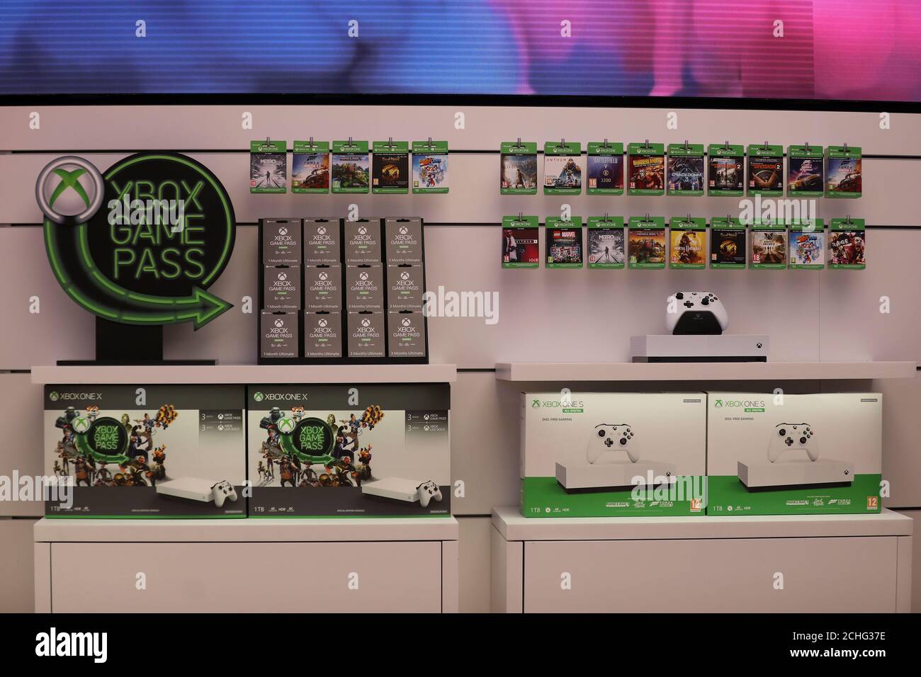 Xbox gaming hi-res stock photography and images - Alamy