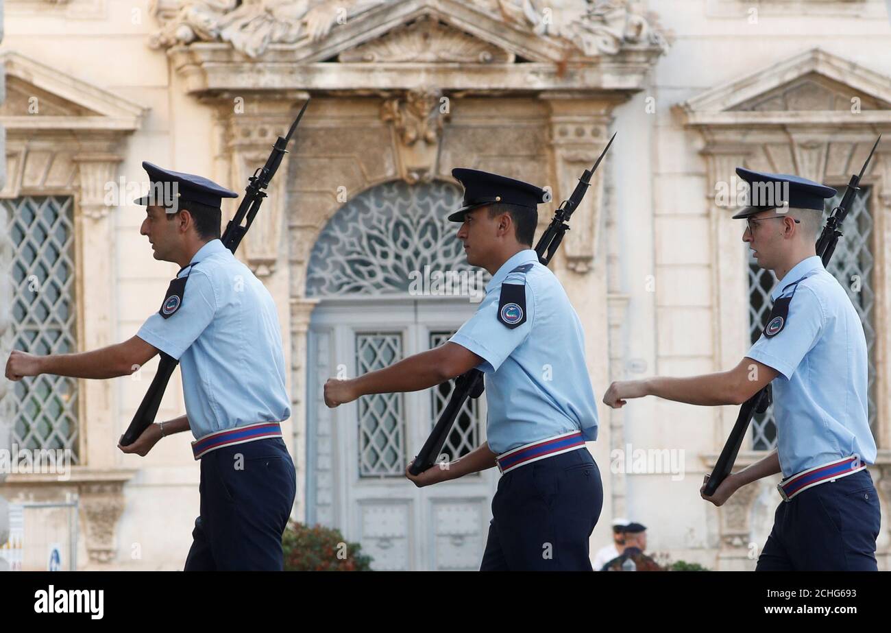 Italy presidential guards at the quirinale hi-res stock photography and ...