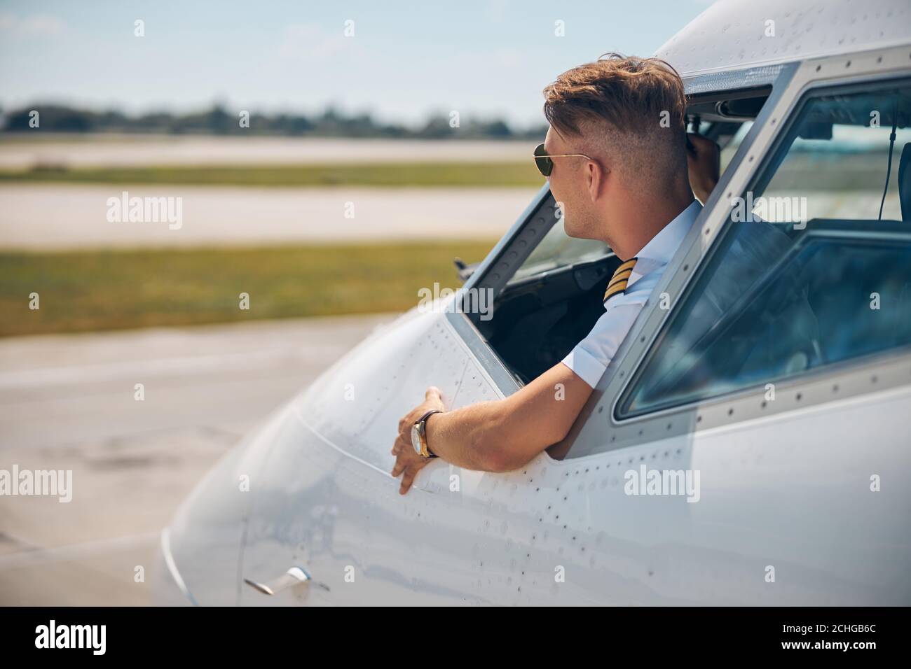 Back view airplane cockpit hi-res stock photography and images - Alamy