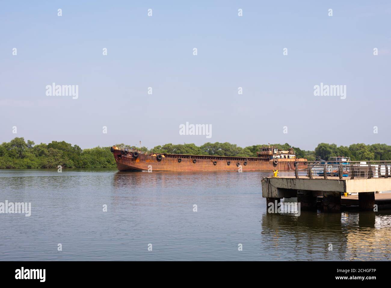 Ship at the pier during the daytime Stock Photo - Alamy