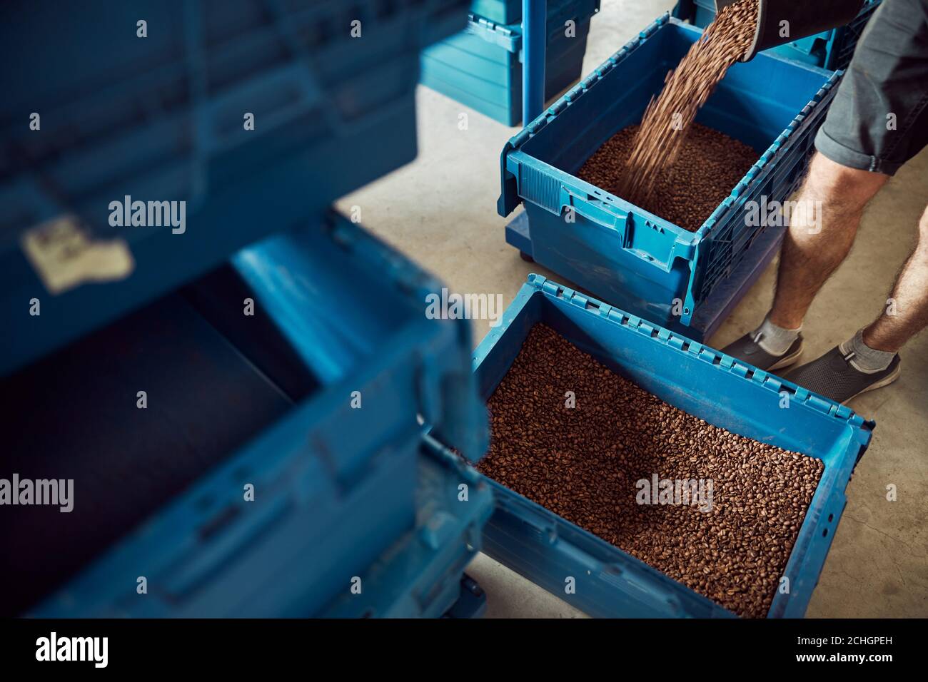 Worker warehouse plastic crate hi-res stock photography and images - Alamy